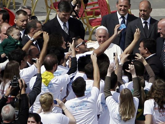 Pope poses for 'selfies' after Palm Sunday homily | wkyc.com