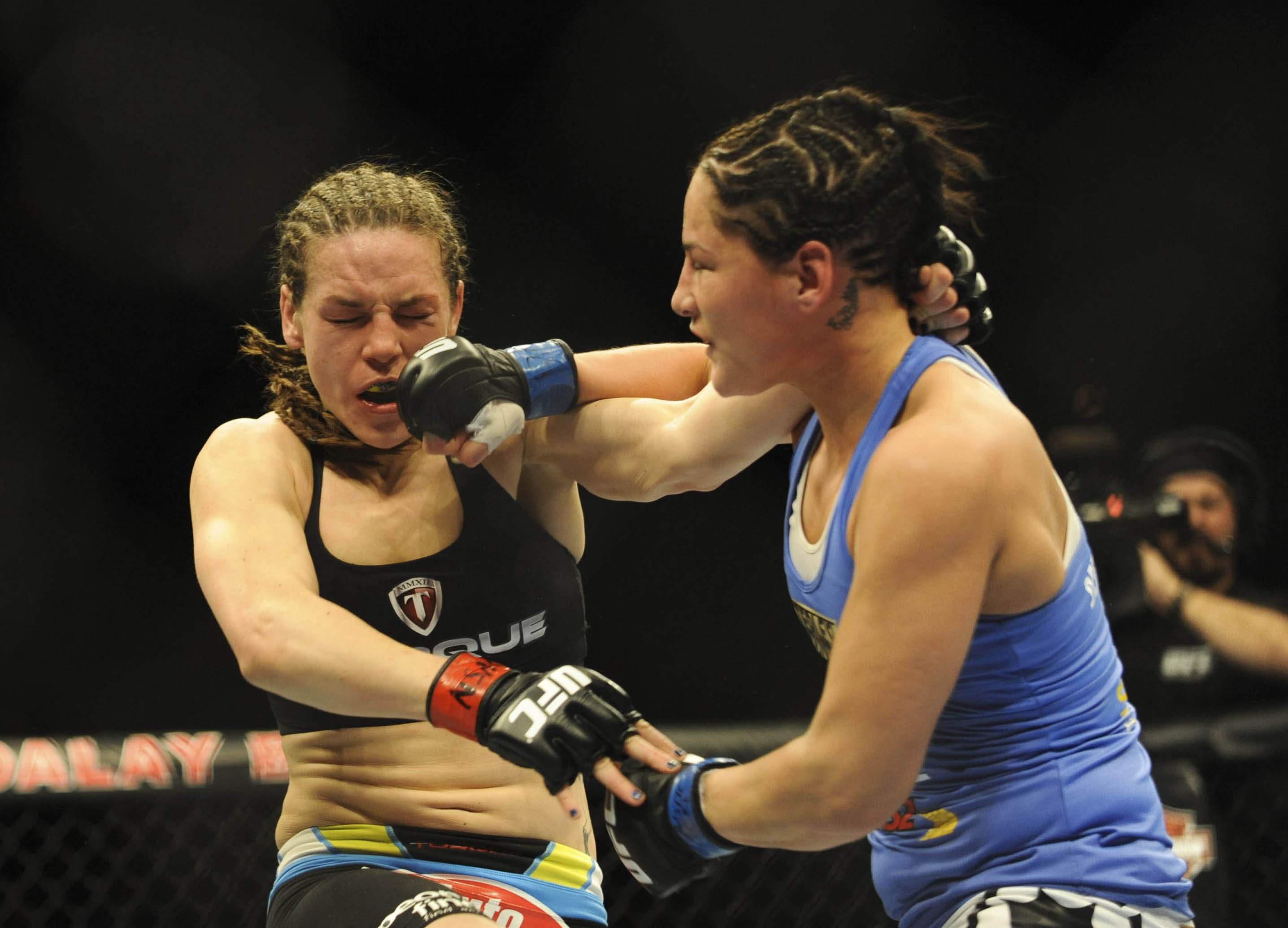 Jessica Eye hungry for fight after long hiatus | wkyc.com